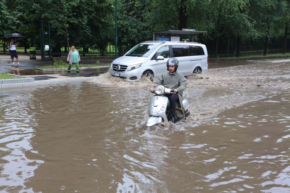 Allarme maltempo a Milano: un nubifragio si abbatte sulla città Allarme maltempo a Milano: un nubifragio si abbatte sulla città