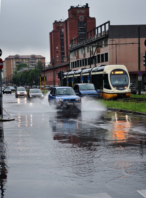 Allarme maltempo a Milano: un nubifragio si abbatte sulla città Allarme maltempo a Milano: un nubifragio si abbatte sulla città
